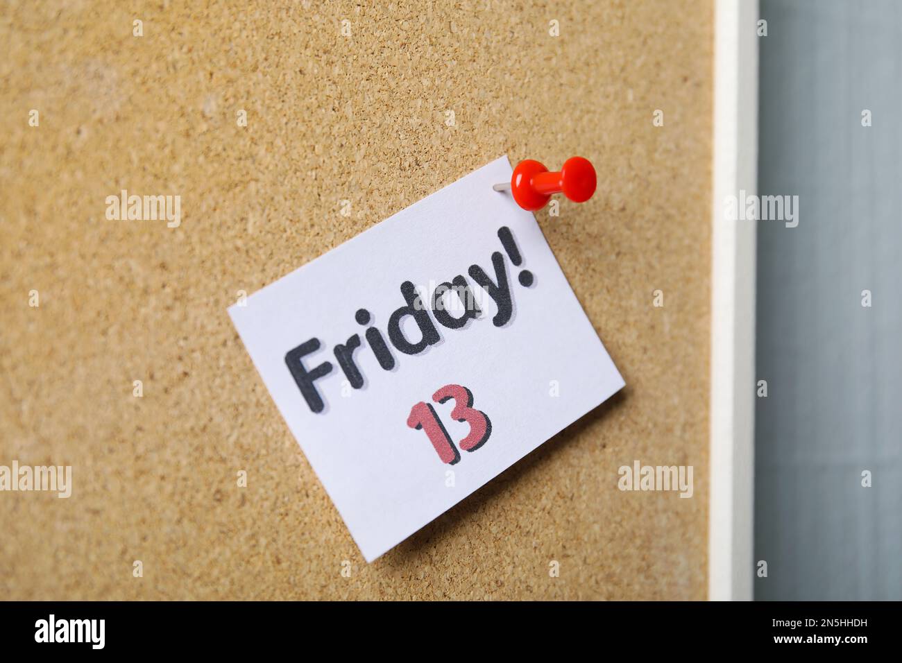 Paper note with phrase Friday! 13 pinned to cork Stock Photo - Alamy
