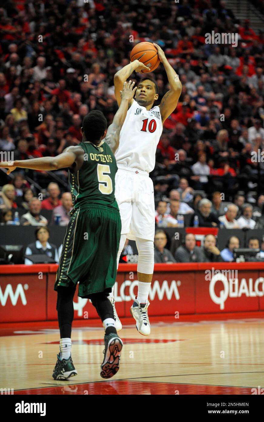 San Diego State's Aqeel Quinn (10) shoots over the block of Colorado ...