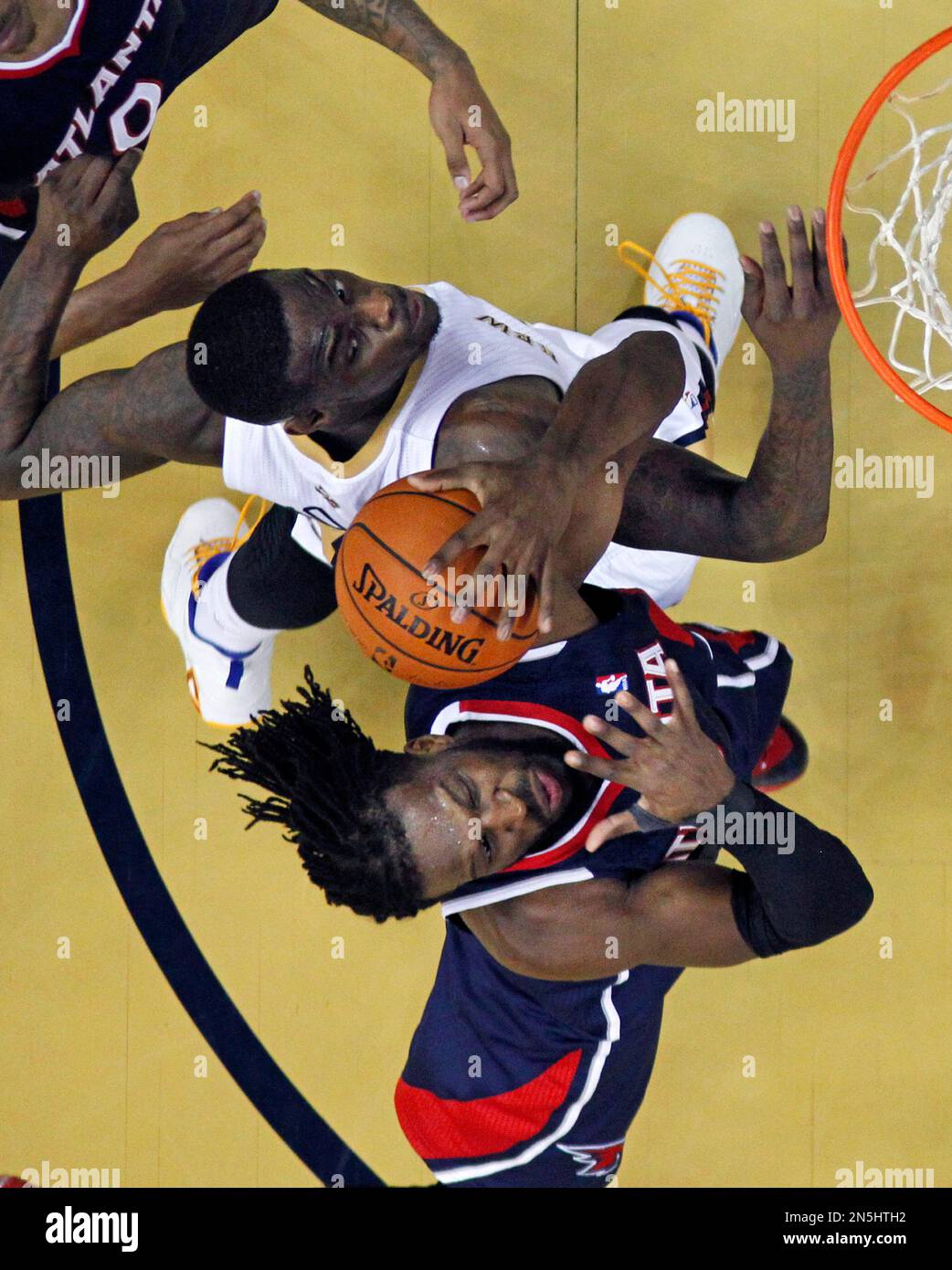 New Orleans Pelicans shooting guard Anthony Morrow, top, battles under the basket against ...