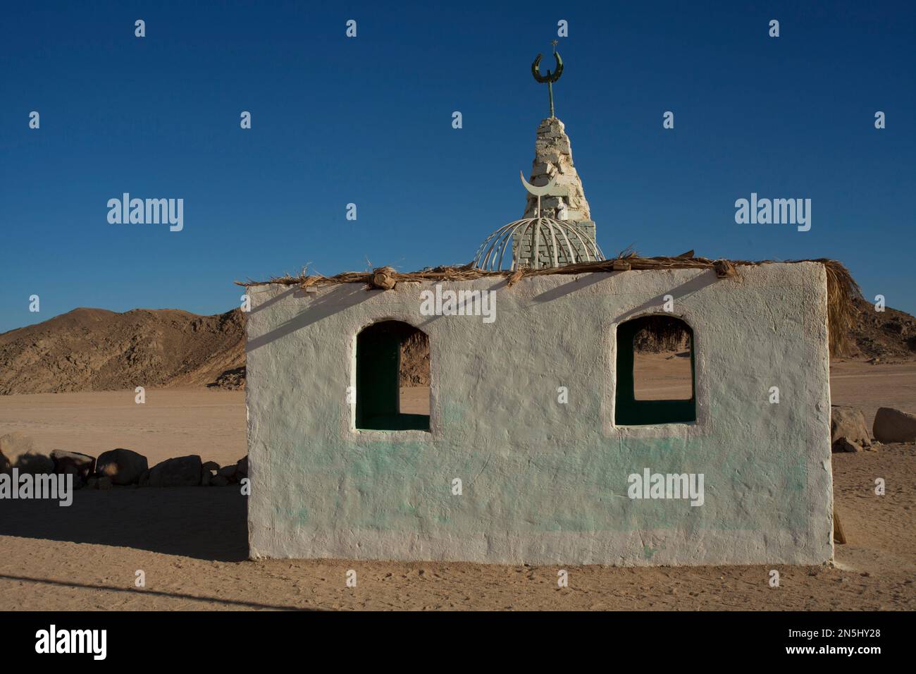 Small Mosque in Eastern desert, Egypt Stock Photo - Alamy