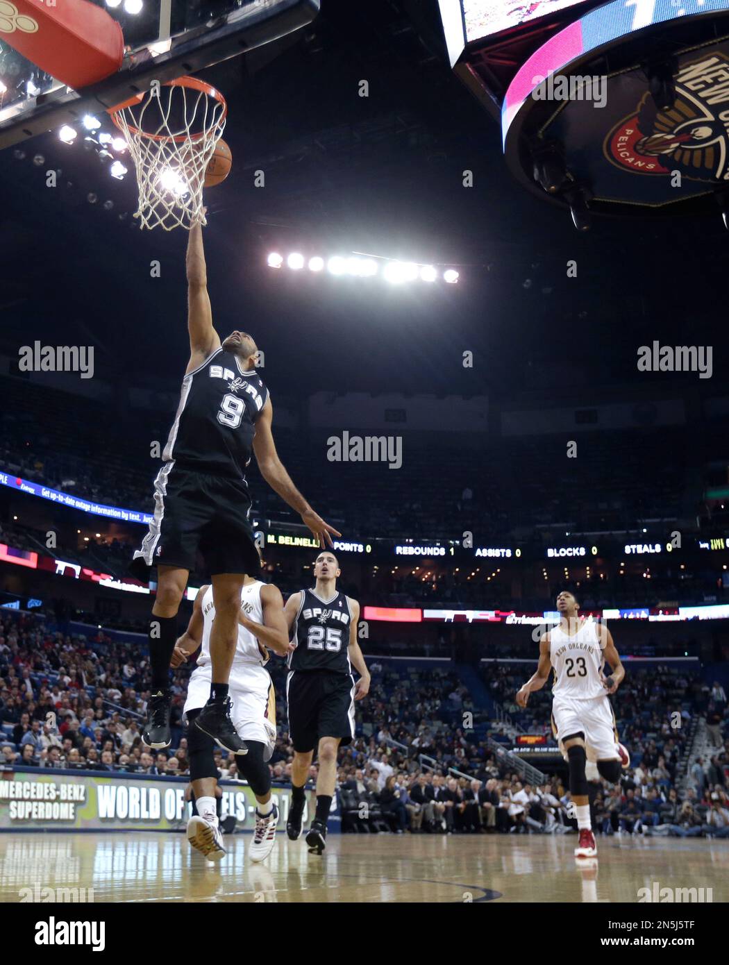 San Antonio Spurs point guard Tony Parker (9) drives to the basket in ...