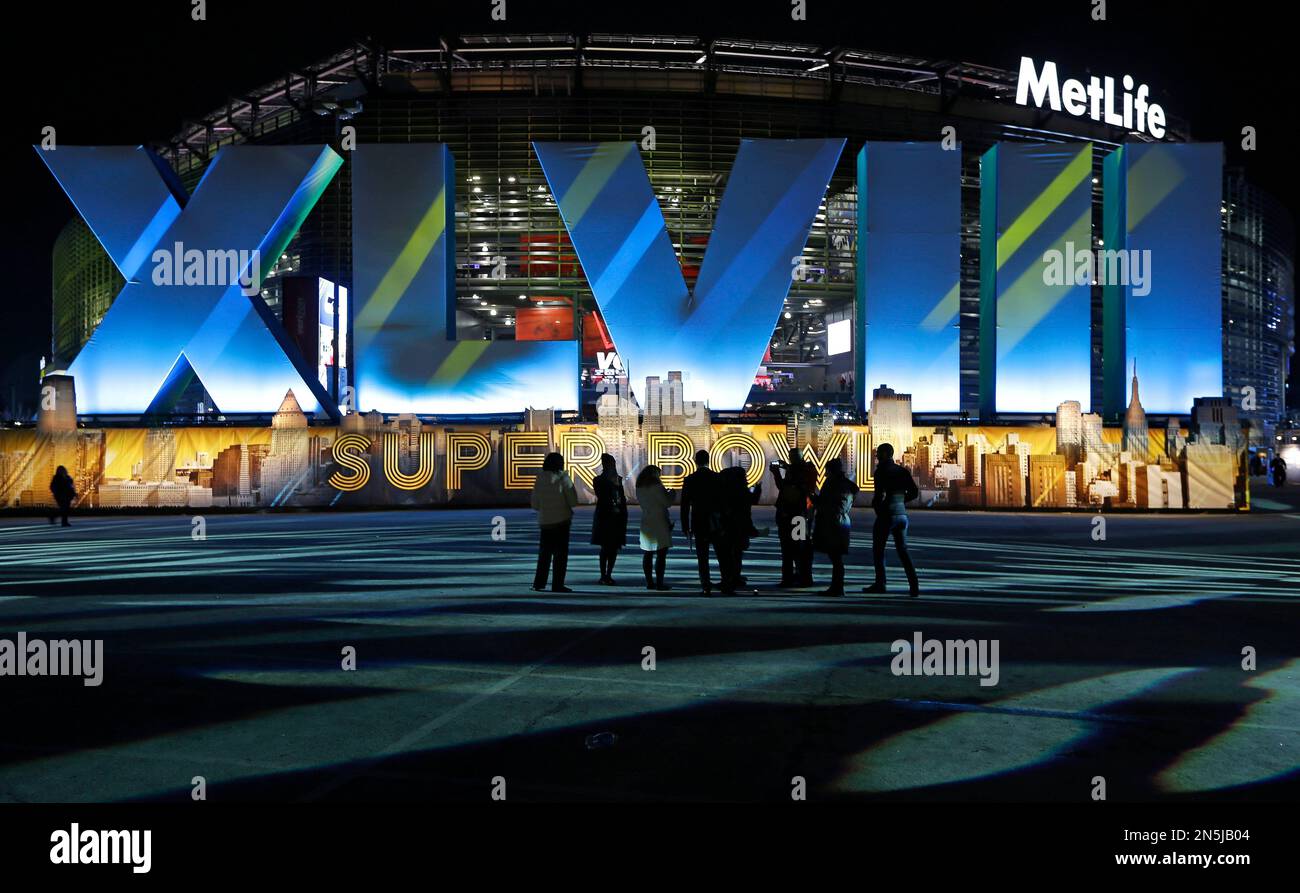 Fans walk near MetLife Stadium before the NFL Super Bowl XLVIII ...