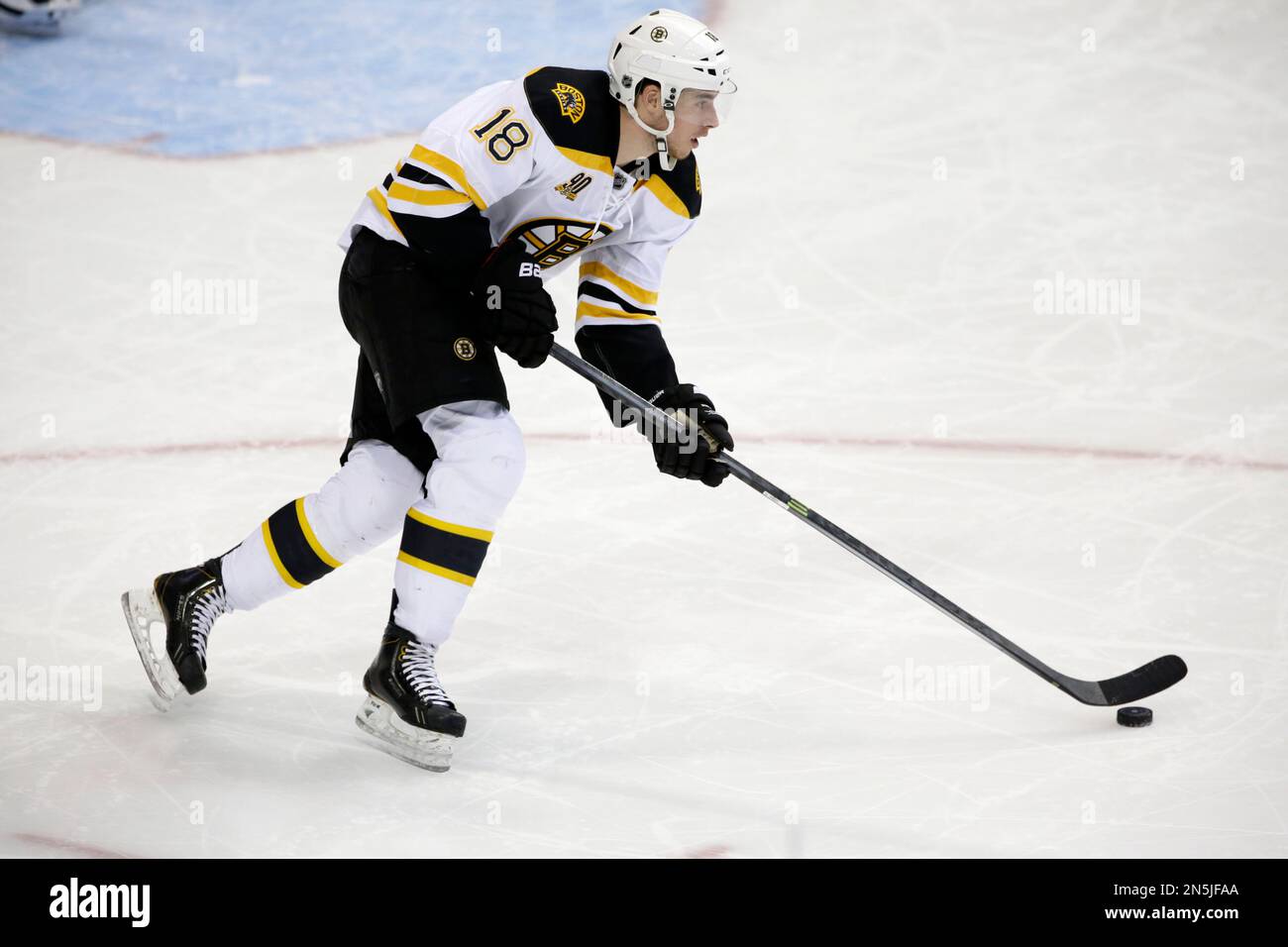 Boston Bruins right wing Reilly Smith (18) controls the puck during an ...