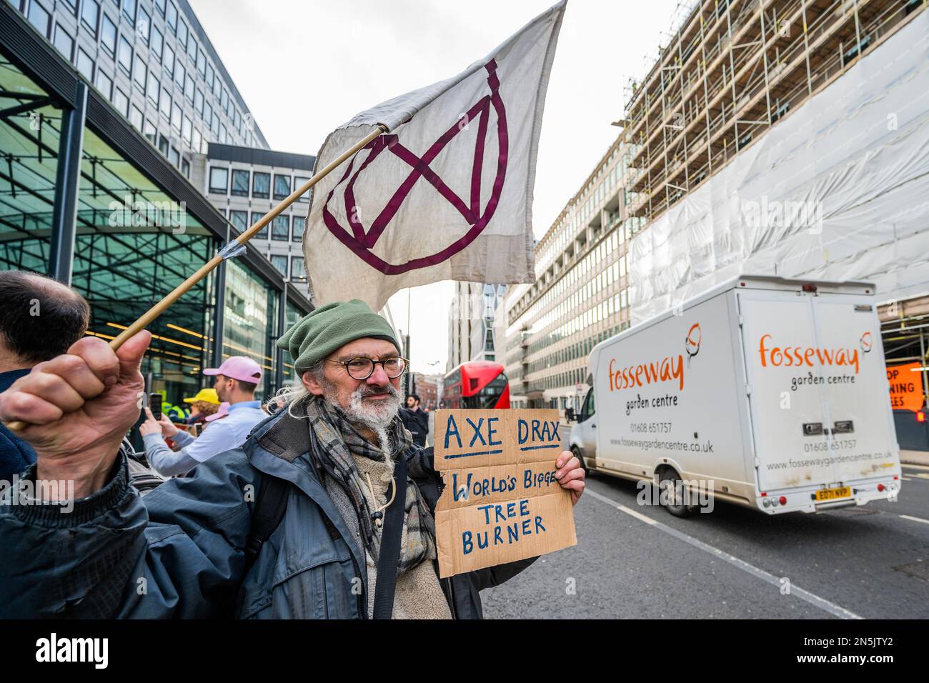 London, UK. 9th Feb, 2023. A garden centre van passes the protest - An ...