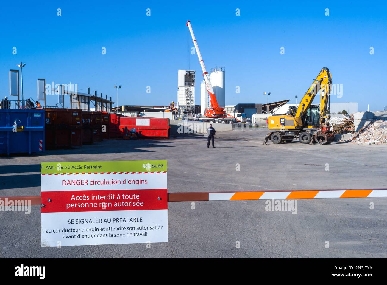 Panel, ZAR : Zone with restricted access. Danger traffic of machines ...