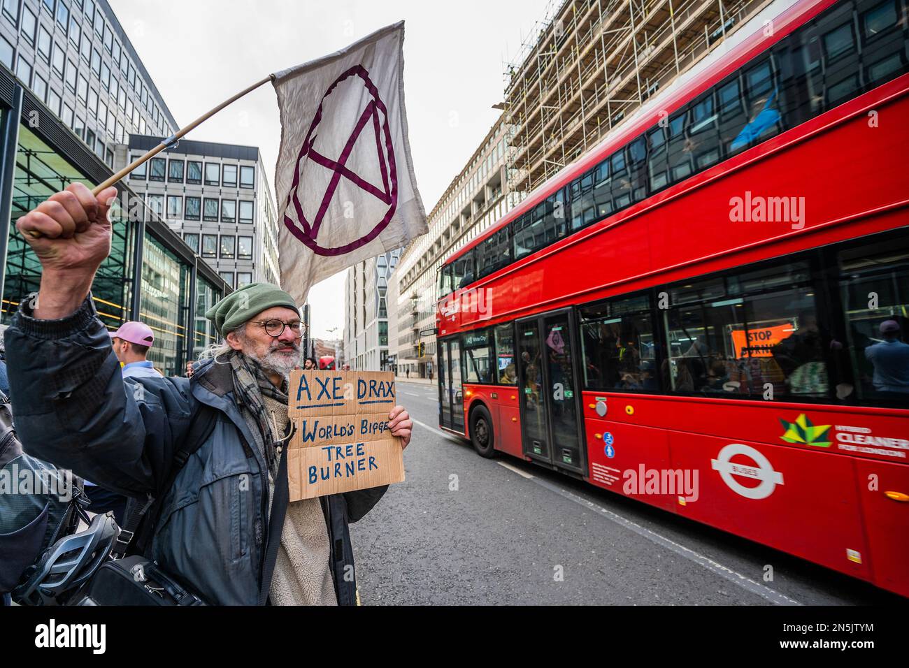 London, UK. 9th Feb, 2023. An cleaner energy bus passes the protest ...