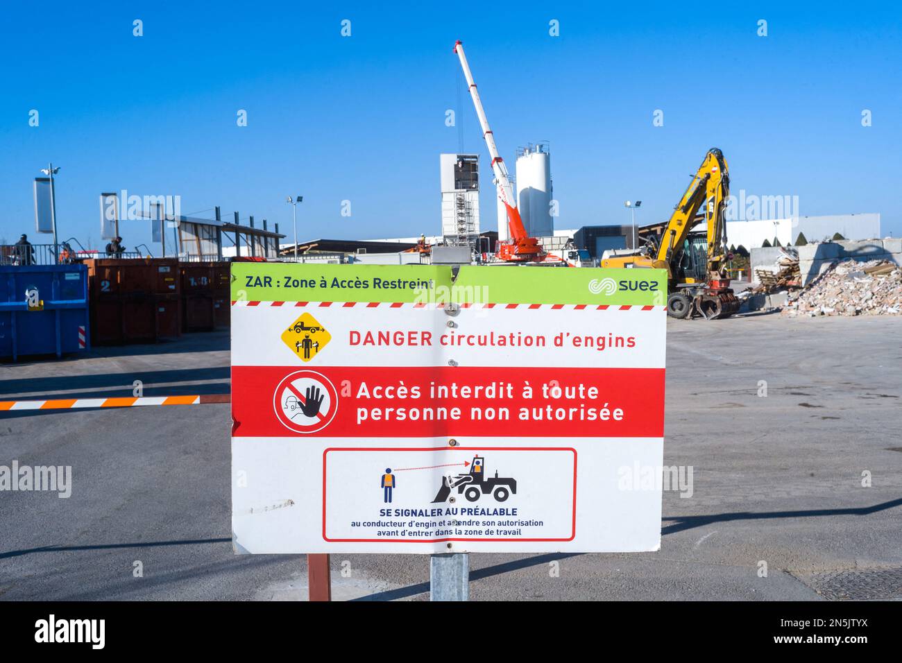 Panel, ZAR : Zone with restricted access. Danger traffic of machines ...