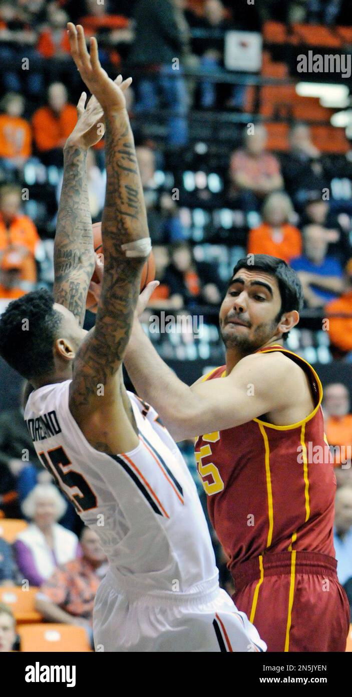 Southern California's Omar Oraby (55) looks to shoot against Oregon ...