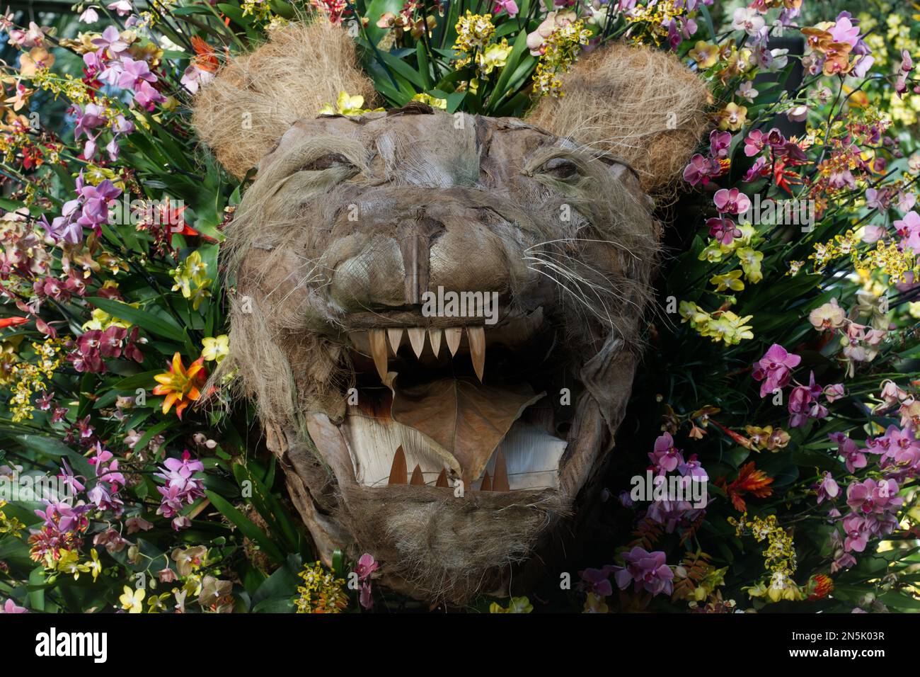 lion head sculpture Stock Photo - Alamy