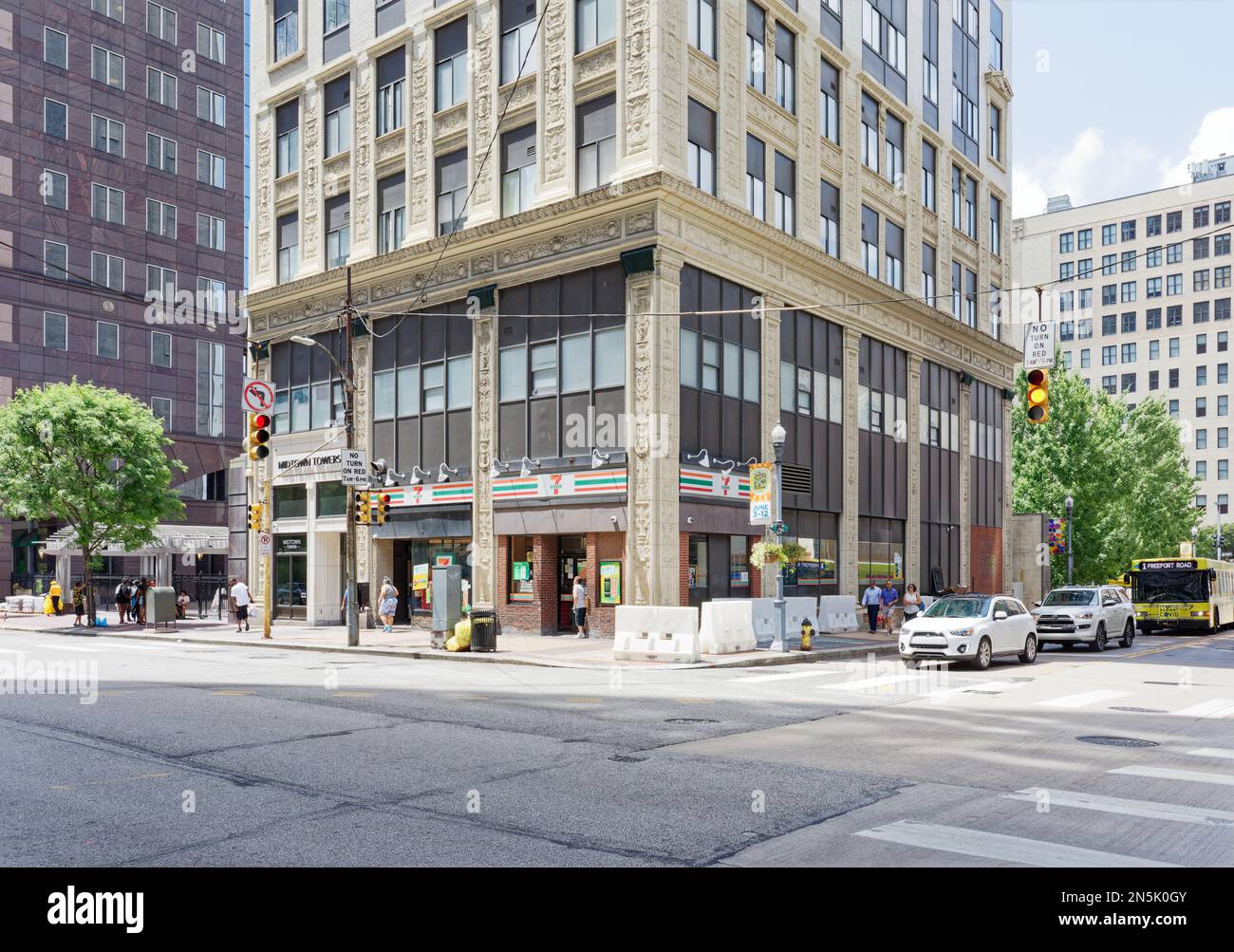 Pittsburgh Downtown: Red-domed apartment high-rise Midtown Towers was ...