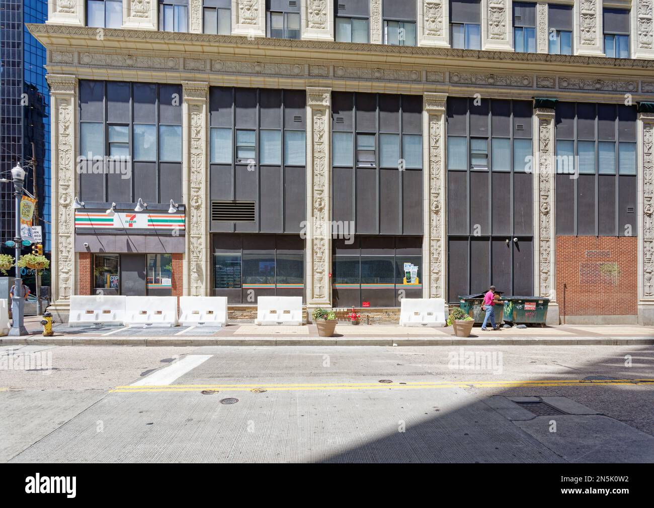 Pittsburgh Downtown: Red-domed apartment high-rise Midtown Towers was ...