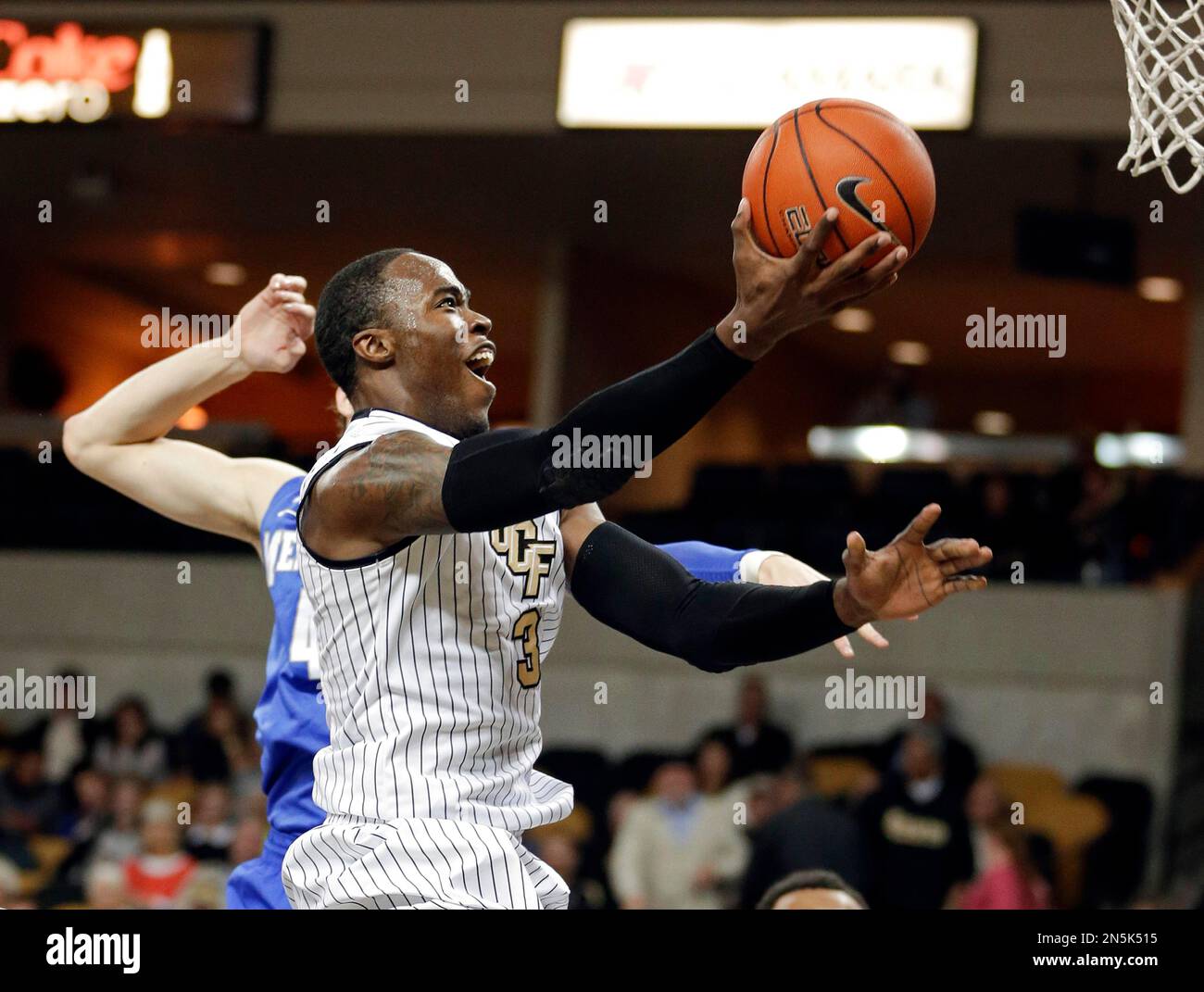 Central Florida's Isaiah Sykes (3) makes a basket as he gets past ...
