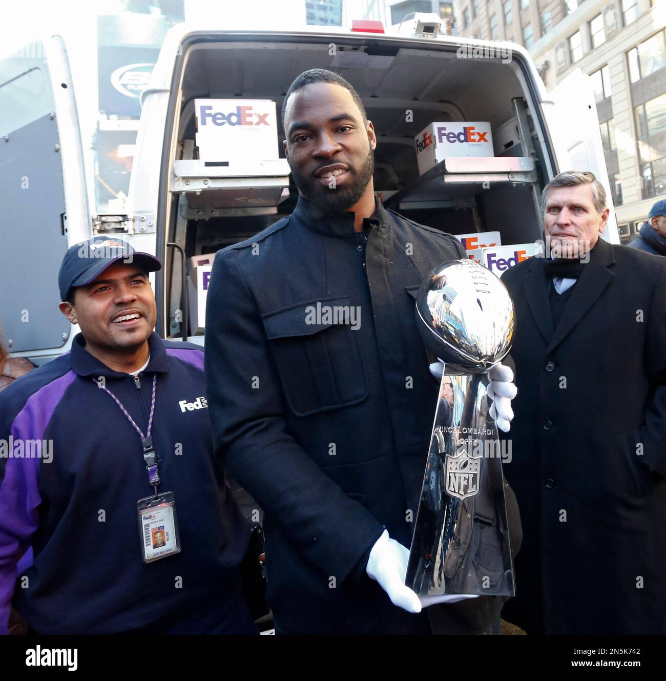 FedEx Express courier Steve Seda and New York Giants' defensive end ...