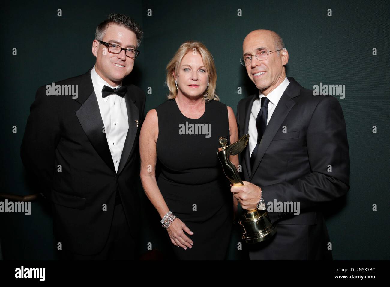 Society Co-Chairman Tom Cosgrove and Suzanne Lloyd present Jeffrey ...