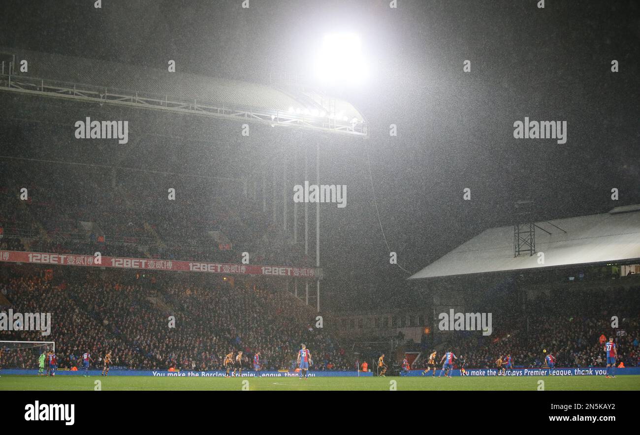 Heavy rain fall during the English Premier League soccer match between ...