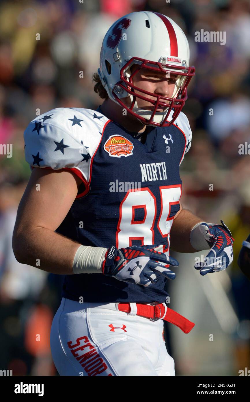 North fullback Ryan Hewitt (85) of Stanford runs to the line of ...