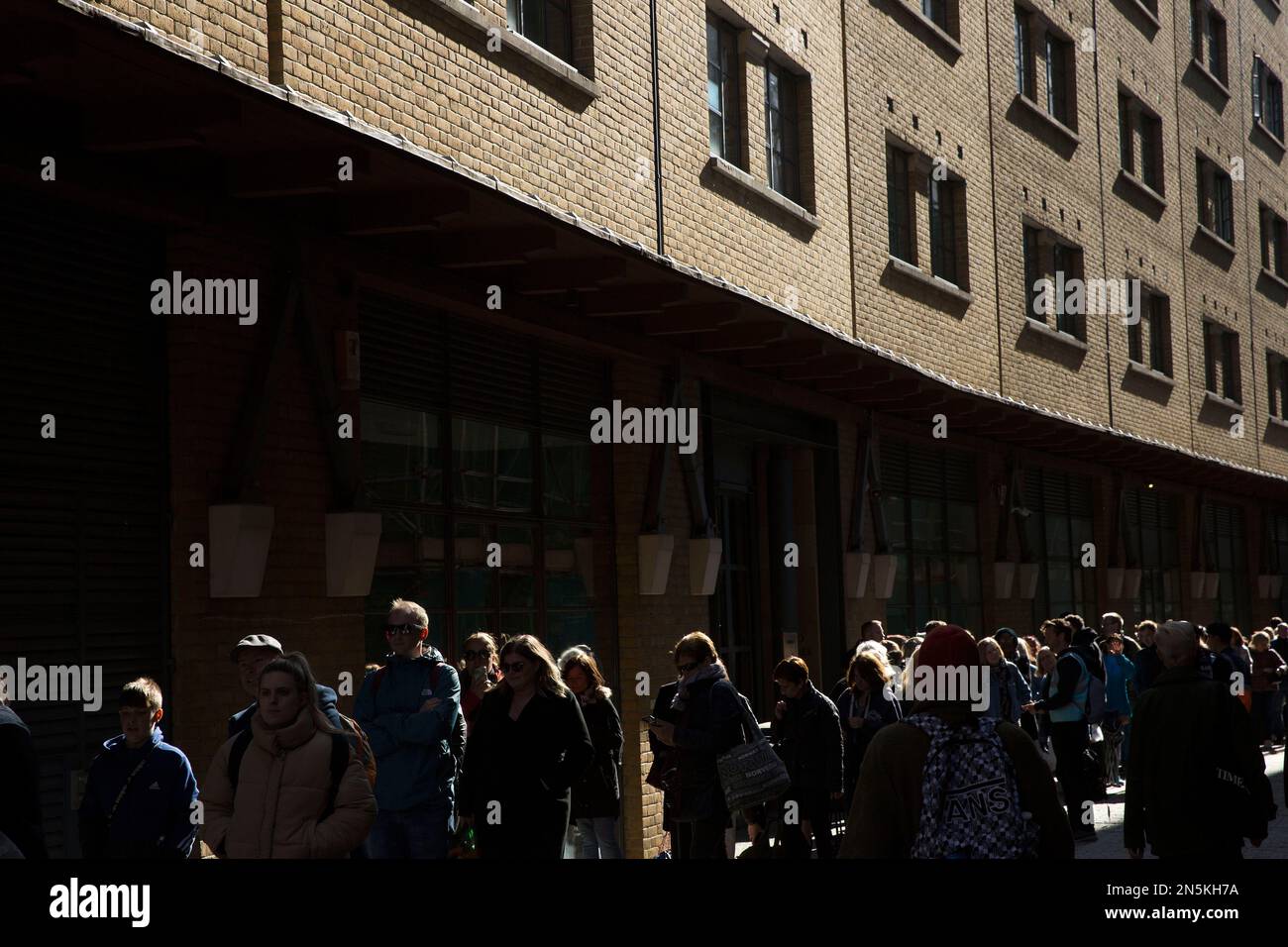 People queue and wait for the lying-in-state to pay their respects to ...