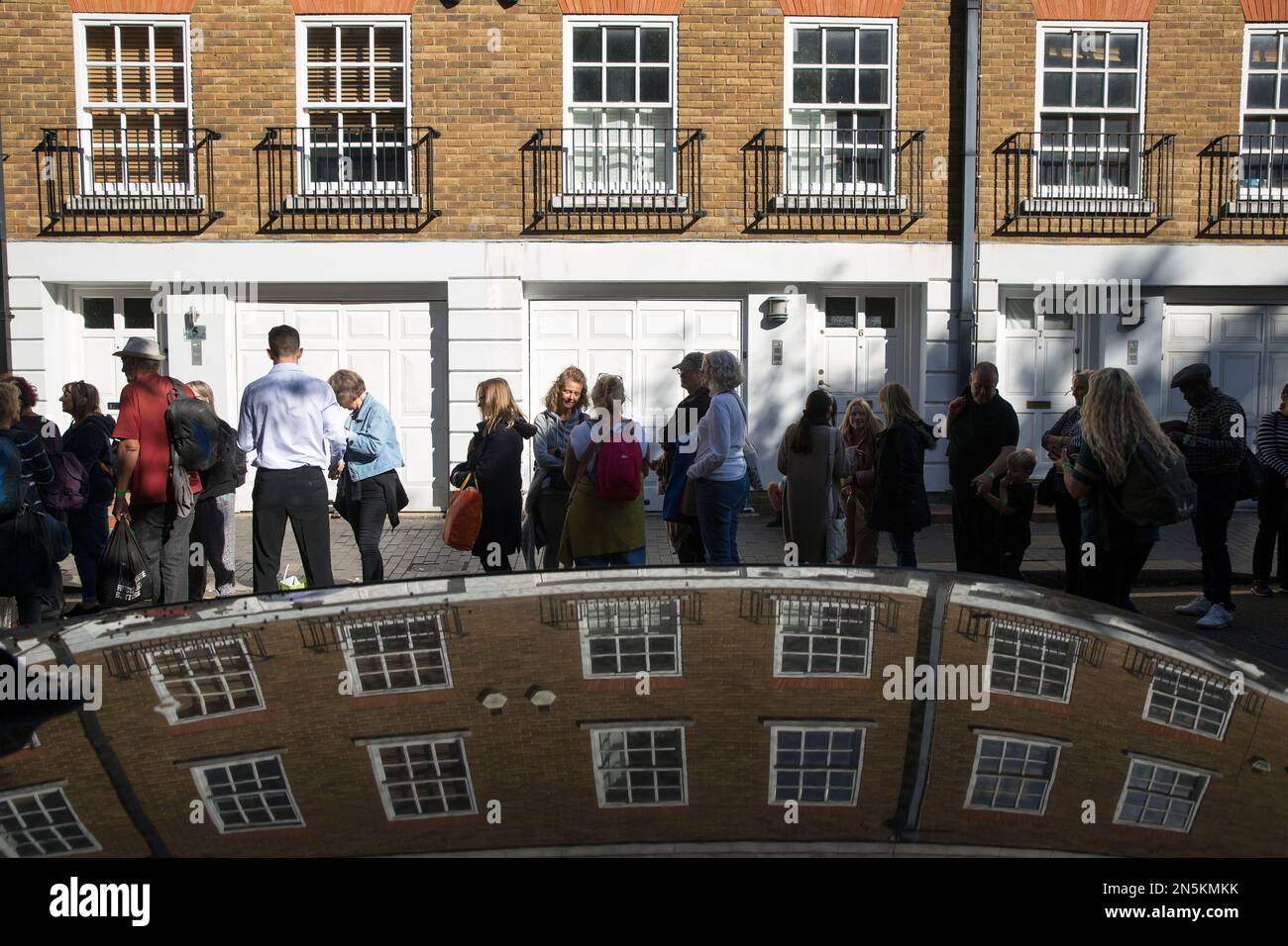 People queue and wait for the lying-in-state to pay their respects to ...