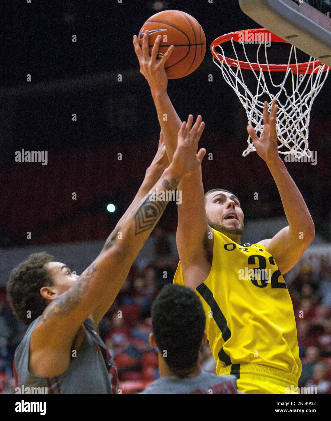 Oregon forward Ben Carter (32) scores while guarded by Washington State ...