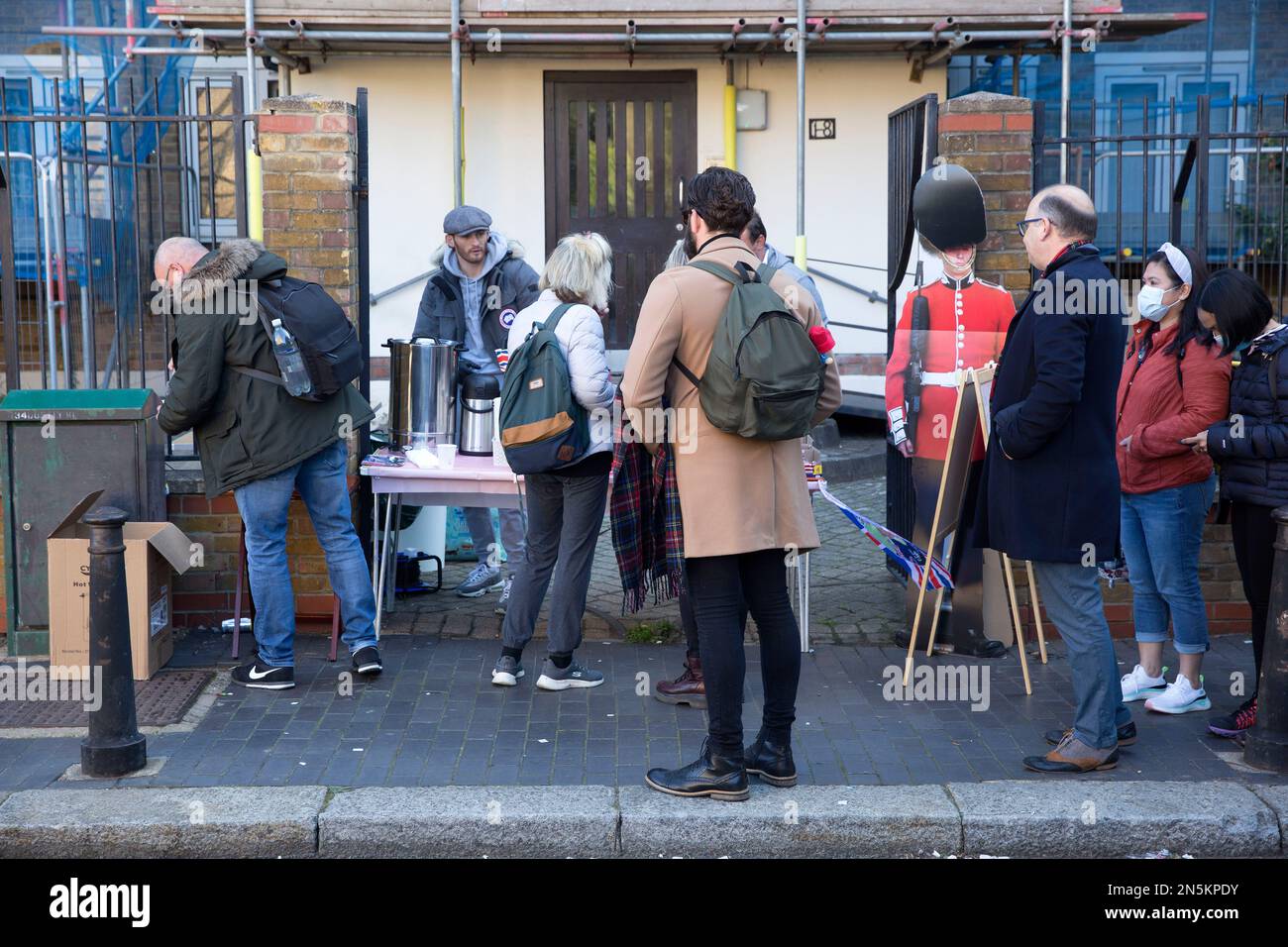 People queue and wait for the lying-in-state to pay their respects to ...