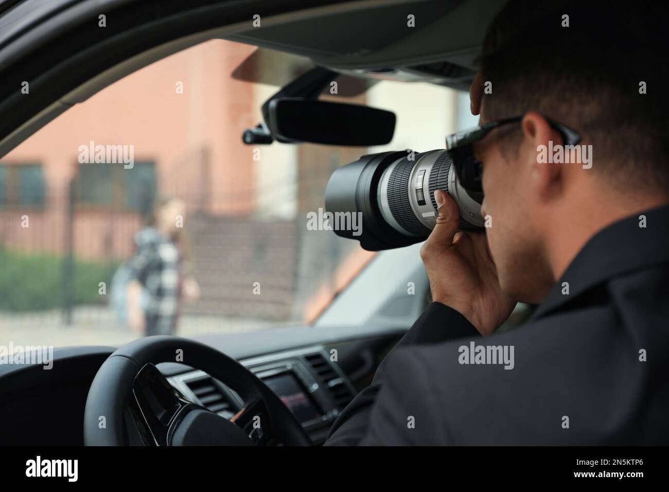 People spying from back hi-res stock photography and images - Alamy