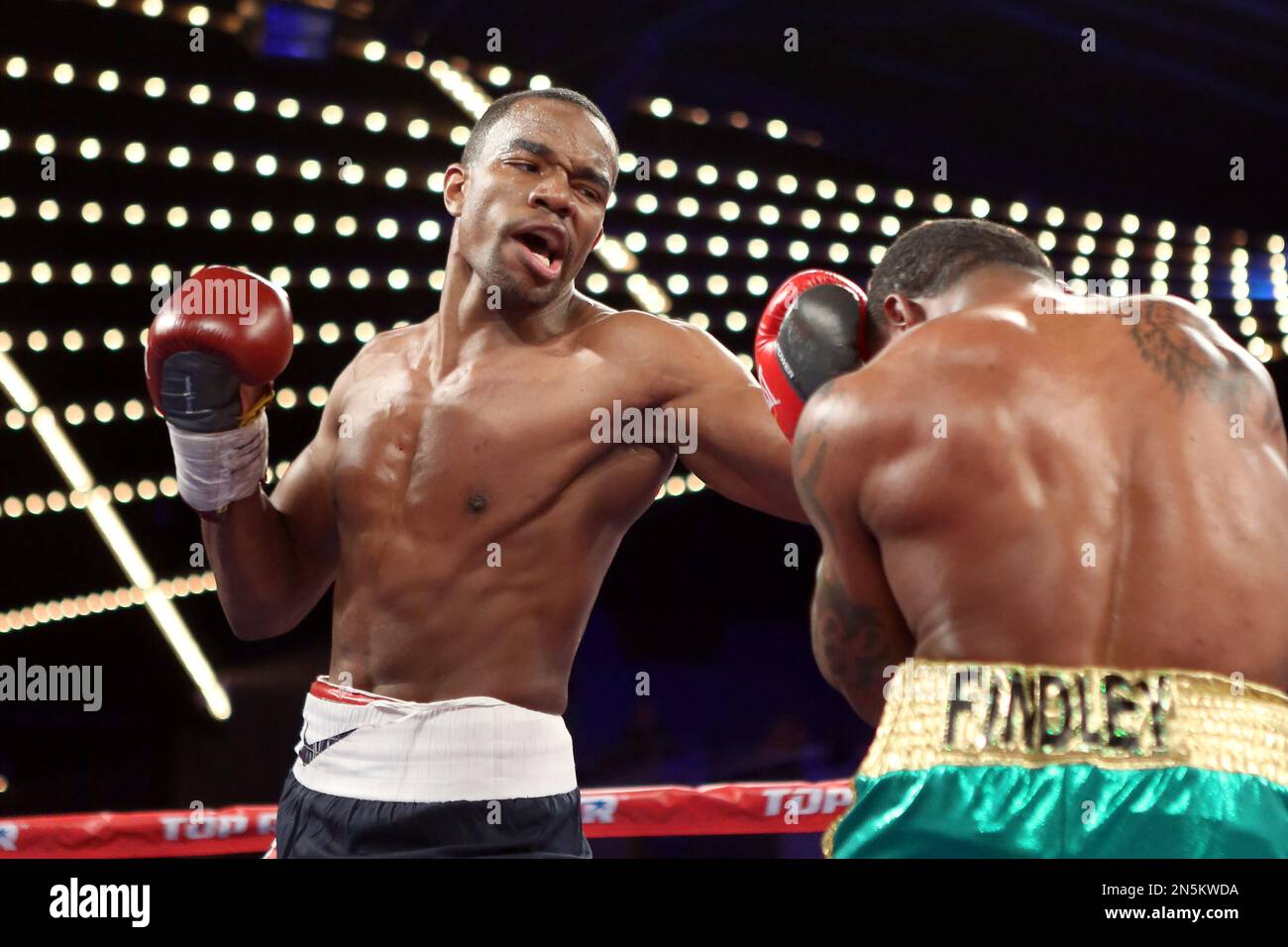 Jesse Hart in action against Derrick Findley during their Super ...