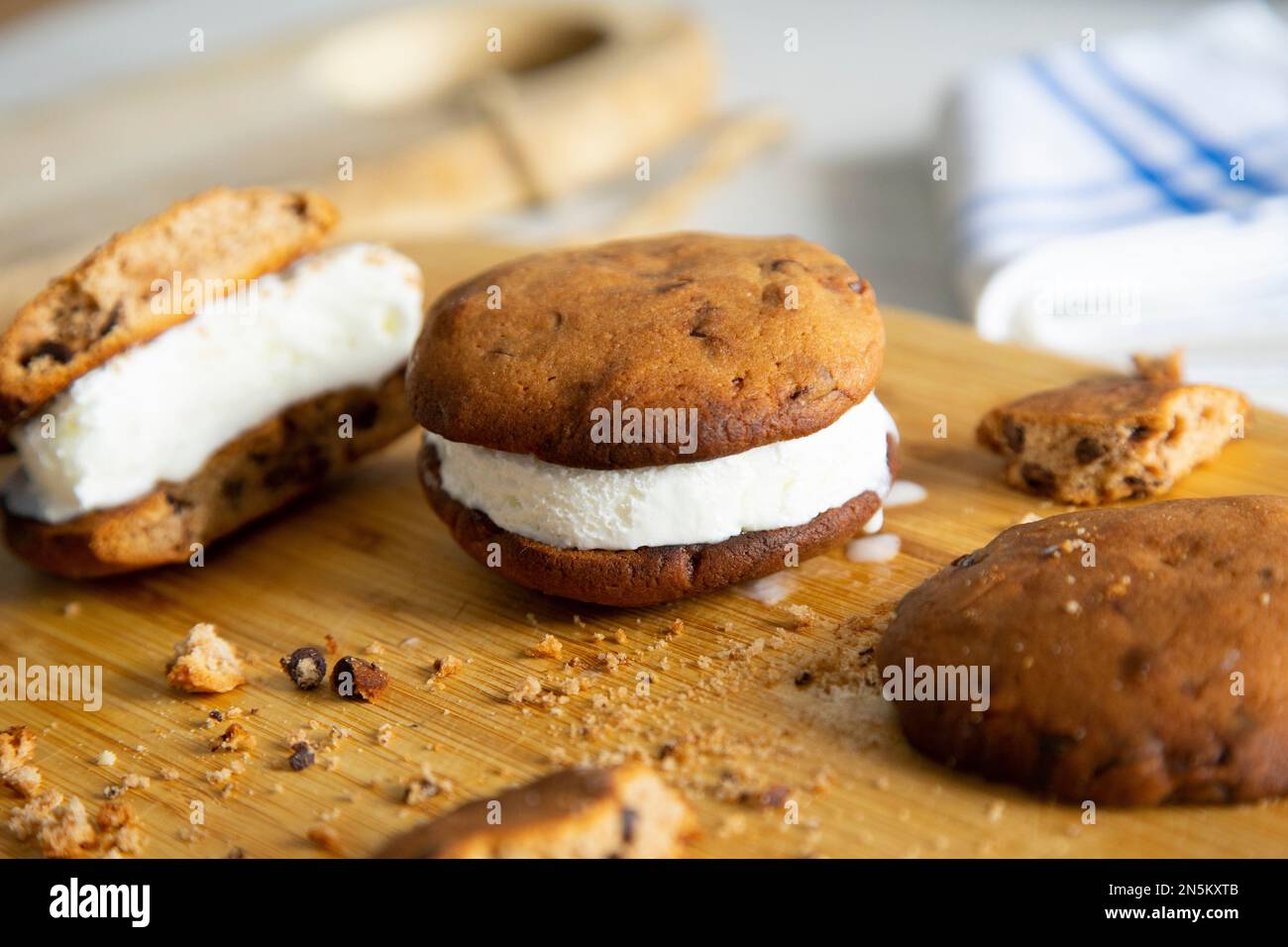 Vanilla ice cream cookies hi-res stock photography and images - Alamy