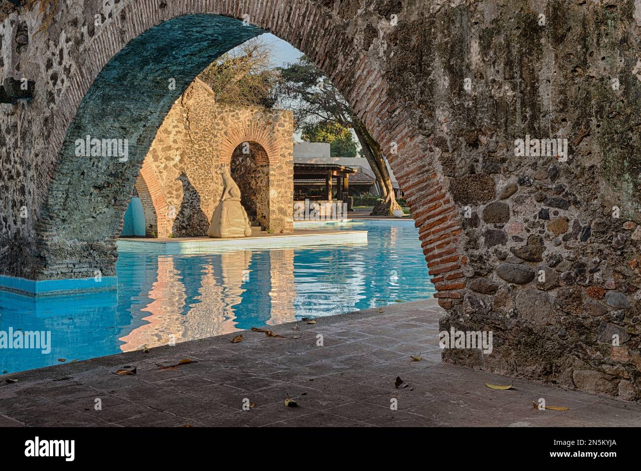 Brick aqueduct arches hi-res stock photography and images - Alamy