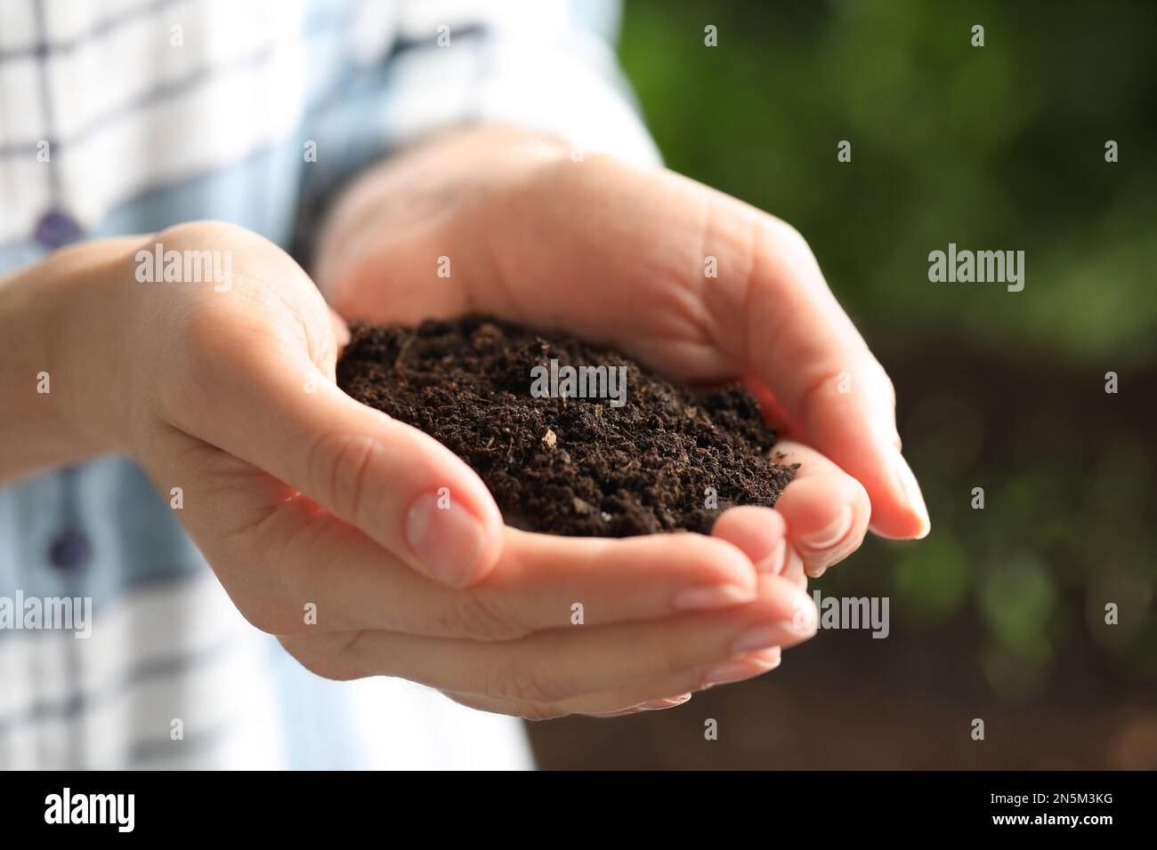 Handful of soil hi-res stock photography and images - Alamy