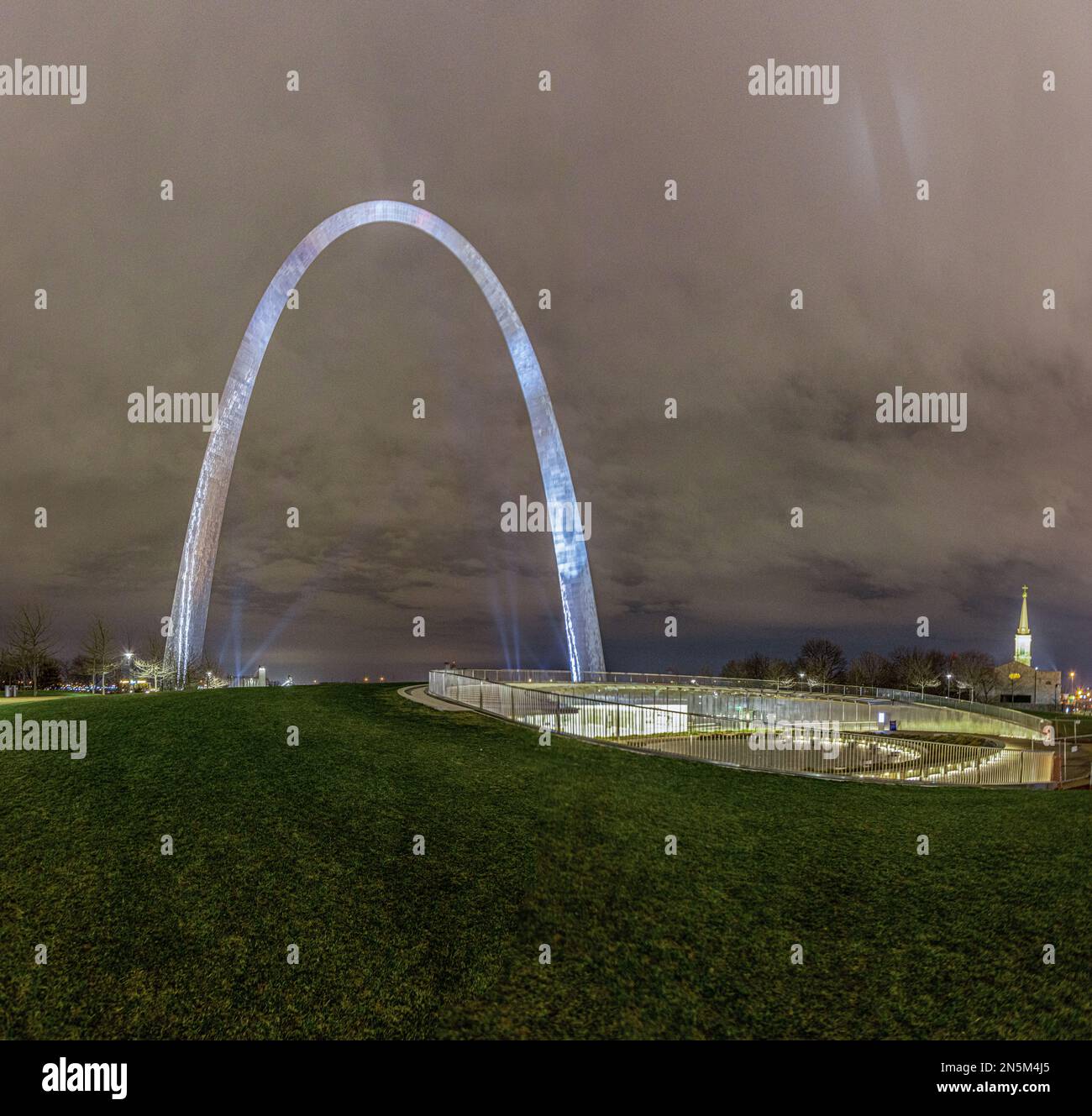View of the Gateway Arch in St. Louis from Gateway Park at night in ...