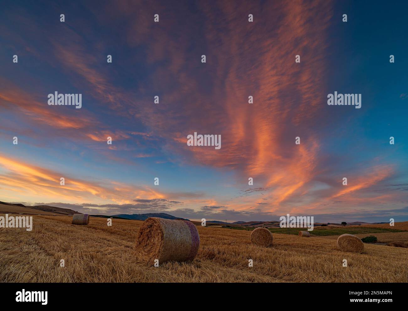 Hay bale sicily sunset hi-res stock photography and images - Alamy