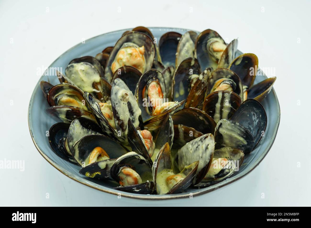 Steamed mussels with garlic, salt and parsley Stock Photo - Alamy