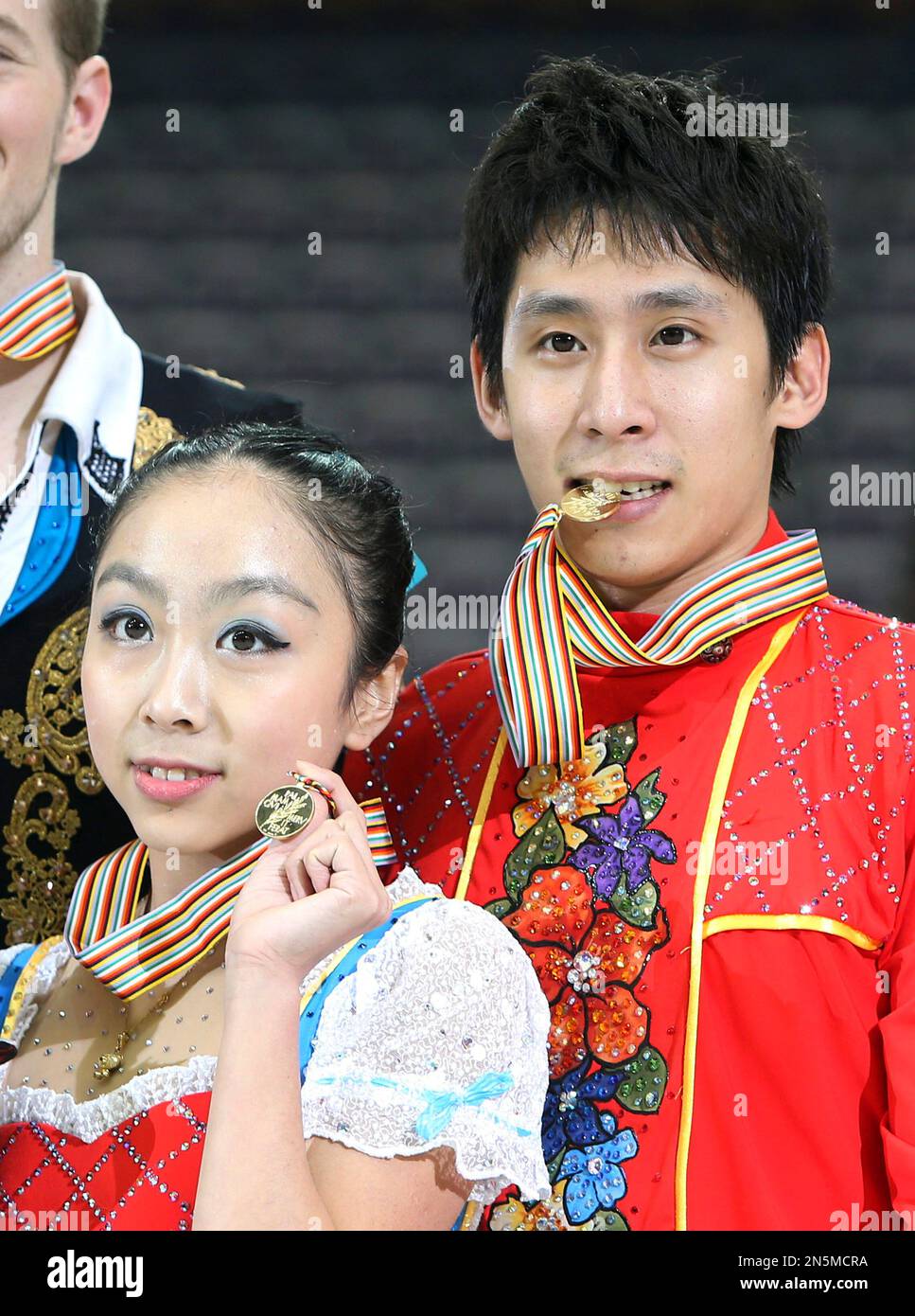 China's Sui Wenjing and Han Cong pose with their gold medals in the ...