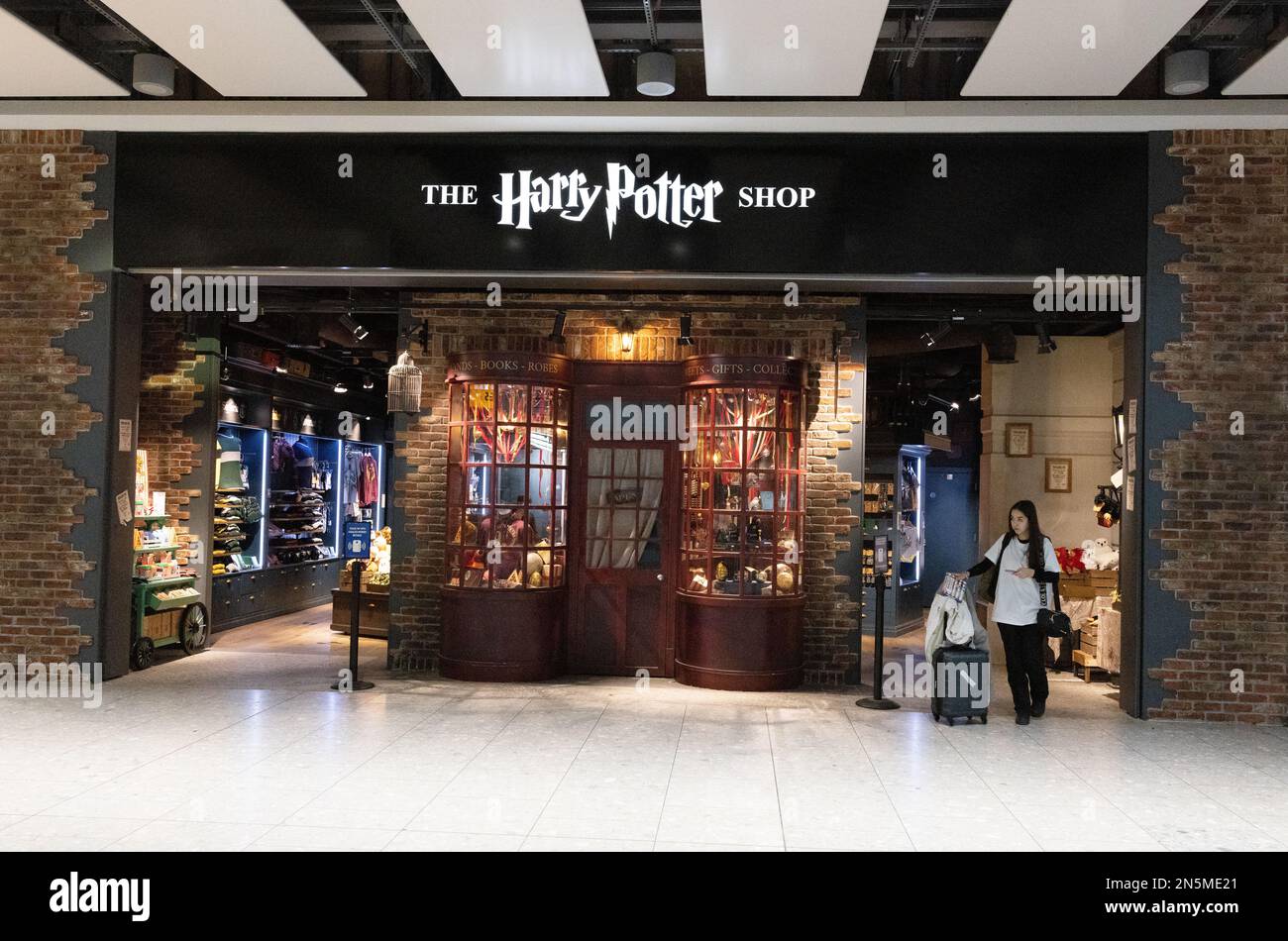 Airport t5 exterior hi-res stock photography and images - Alamy