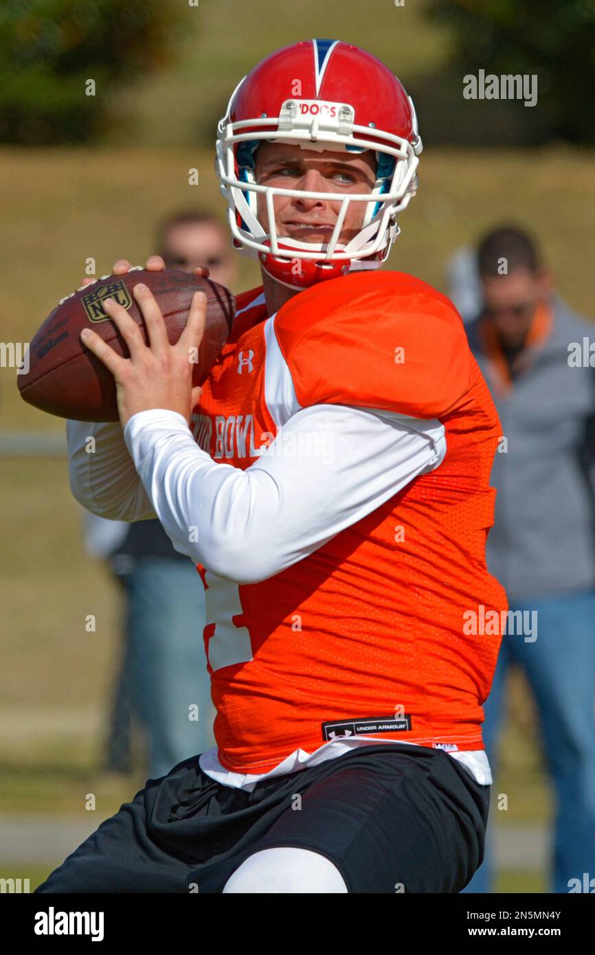 South Squad quarterback Derek Carr of Fresno State (4) looks for a ...