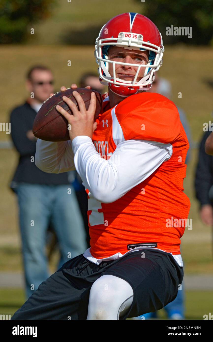 South Squad quarterback Derek Carr of Fresno State (4) looks for a ...