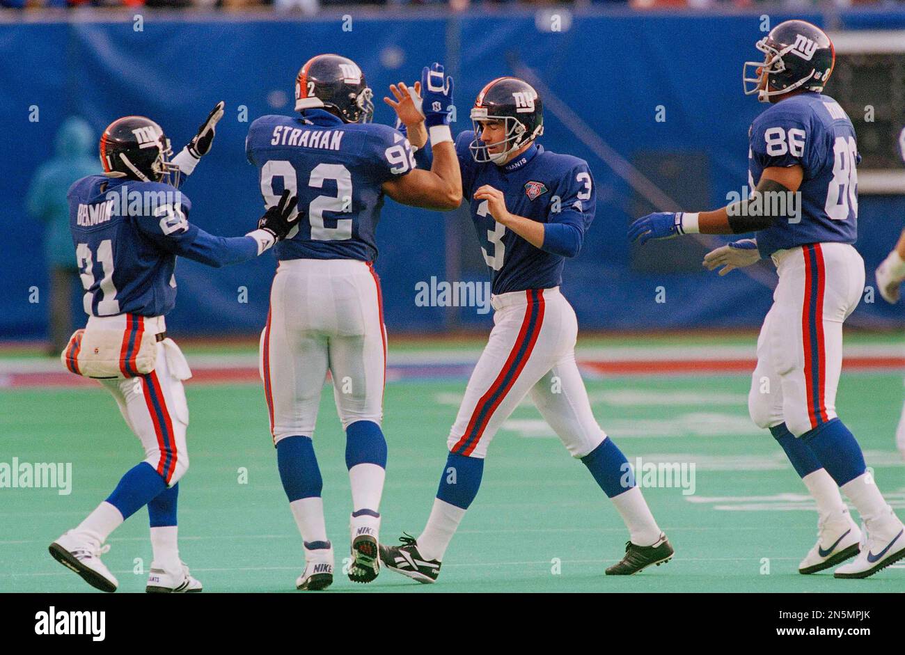 New York Giants' Willie Beamon (21) and Michael Strahan (92 ...