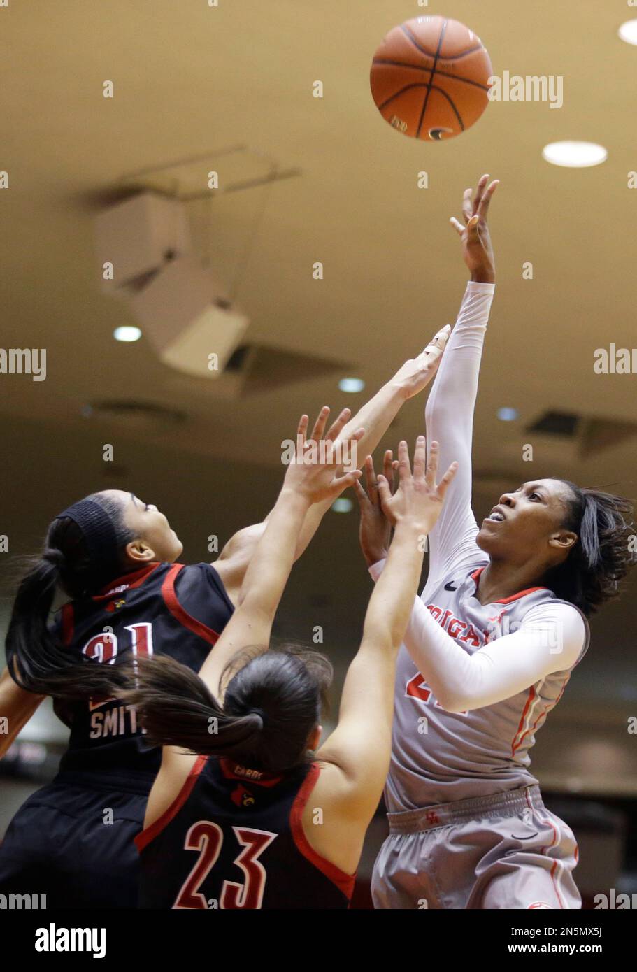 University of Houston guard Jessieka Palmer takes a shot over ...