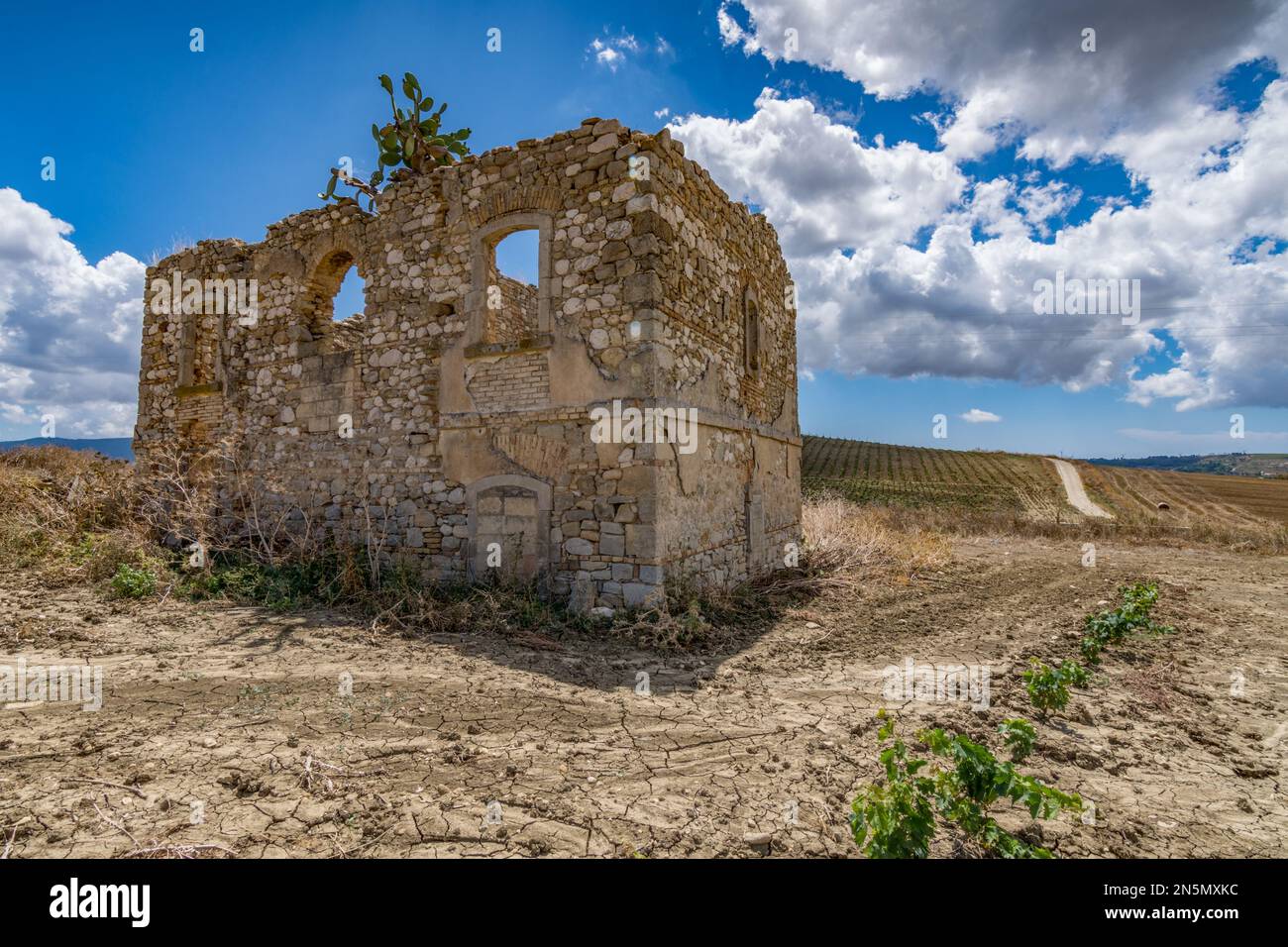 Country cottage ruins hi-res stock photography and images - Alamy