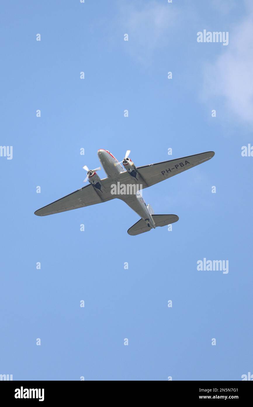 Douglas dc 3 airplane hi-res stock photography and images - Alamy