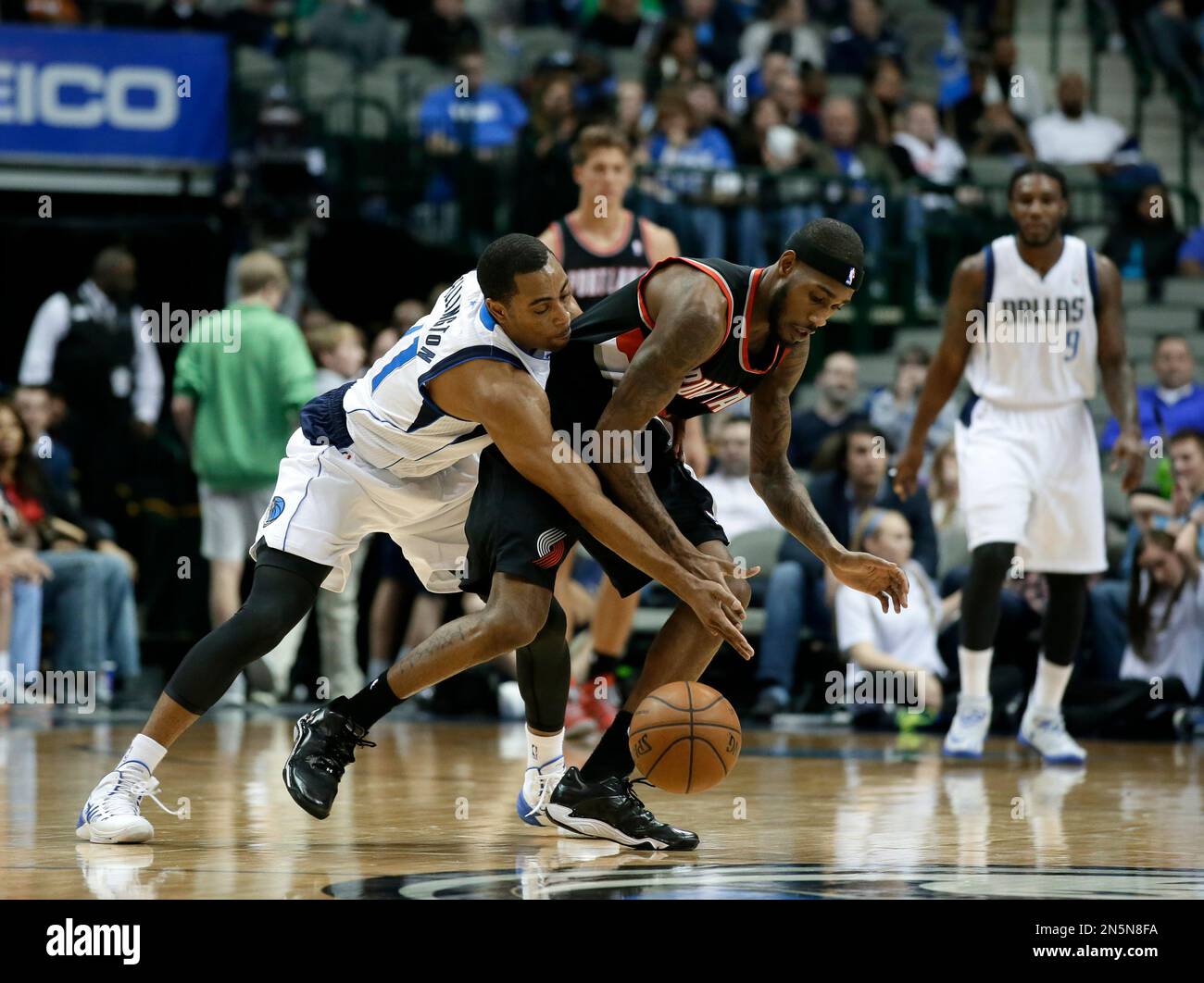 Dallas Mavericks shooting guard Wayne Ellington (21) attempts a steal against Portland Trail ...