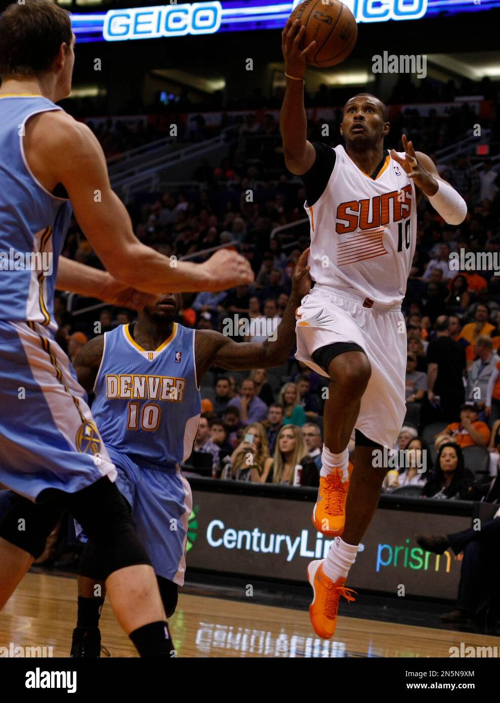 Phoenix Suns shooting guard Leandro Barbosa (10) shoots on the Denver ...