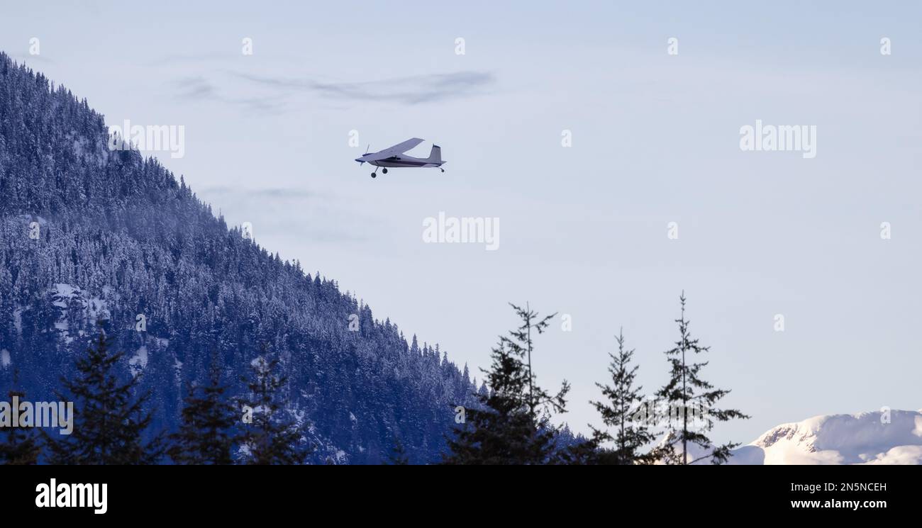 Small airplane flying around hi-res stock photography and images - Alamy