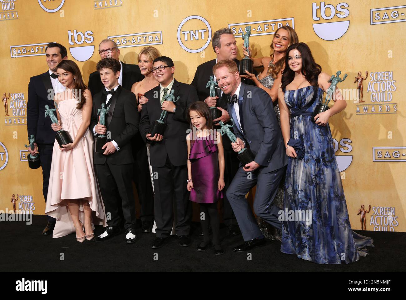 The cast of "Modern Family" poses with their awards for outstanding ...