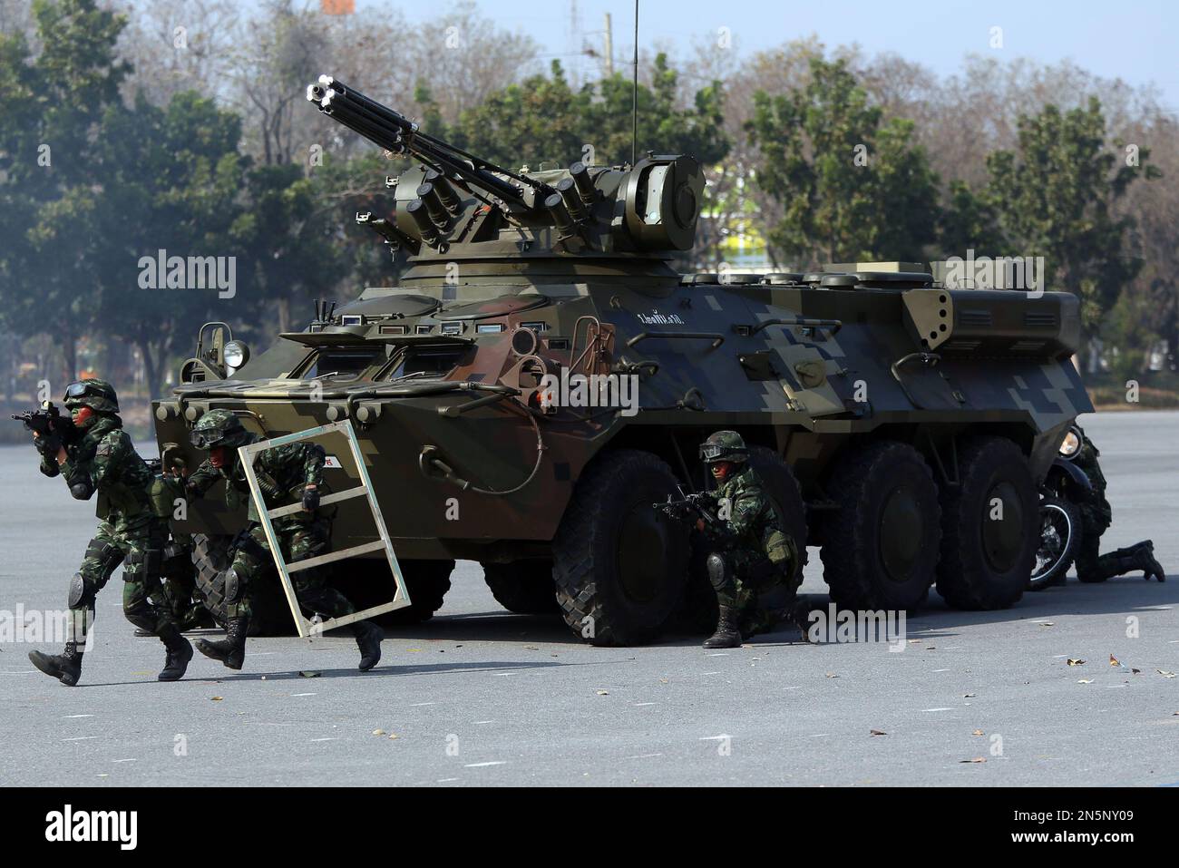 Thai soldiers participate in a drill to celebrate the Thai Armed Forces ...