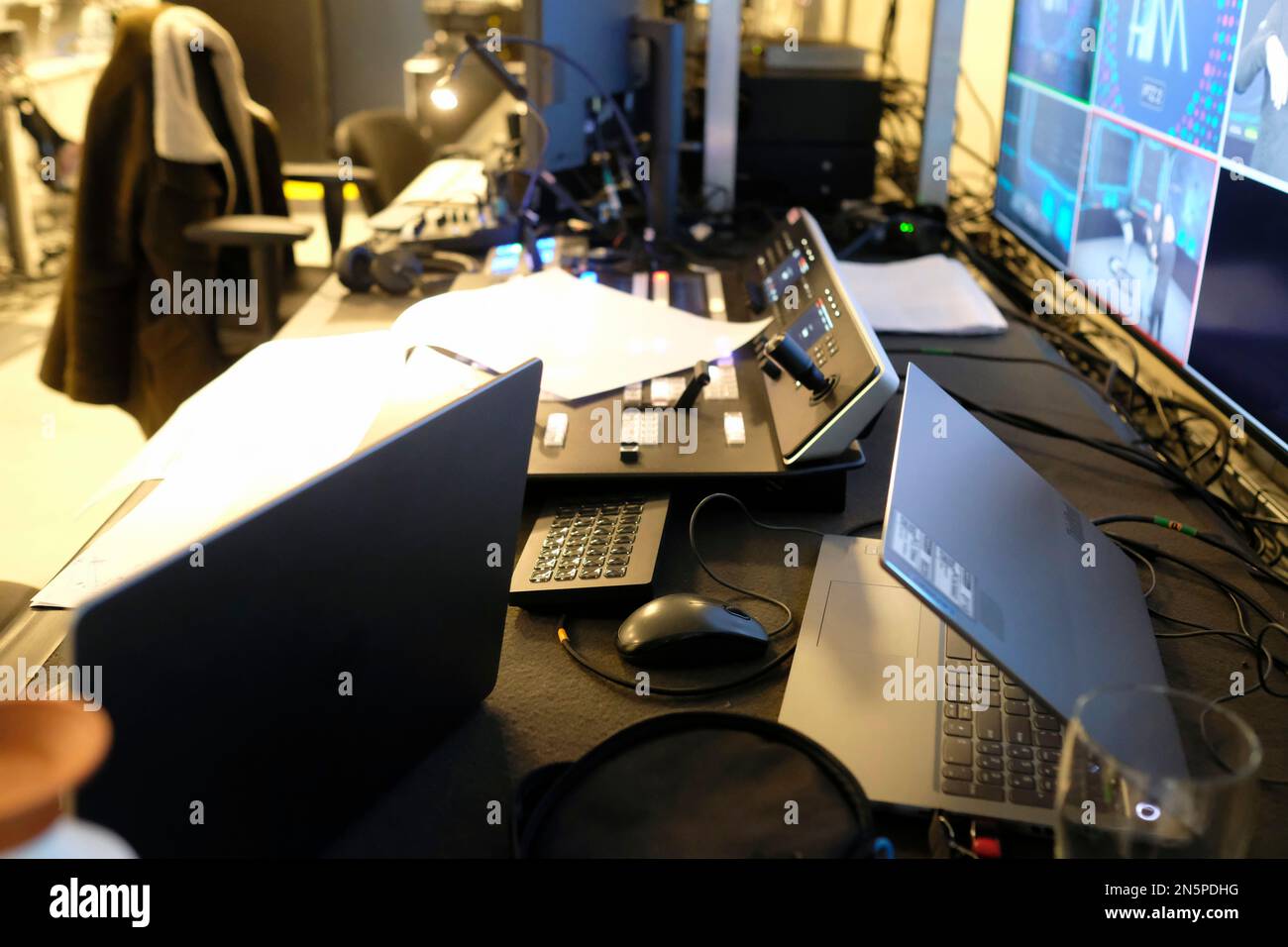 Studio backstage hi-res stock photography and images - Alamy