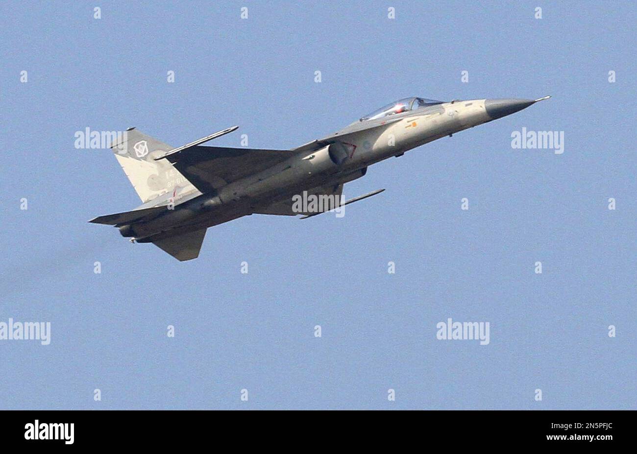 Taiwan's indigenous defense fighter (IDF) flies over Tainan Air Force ...