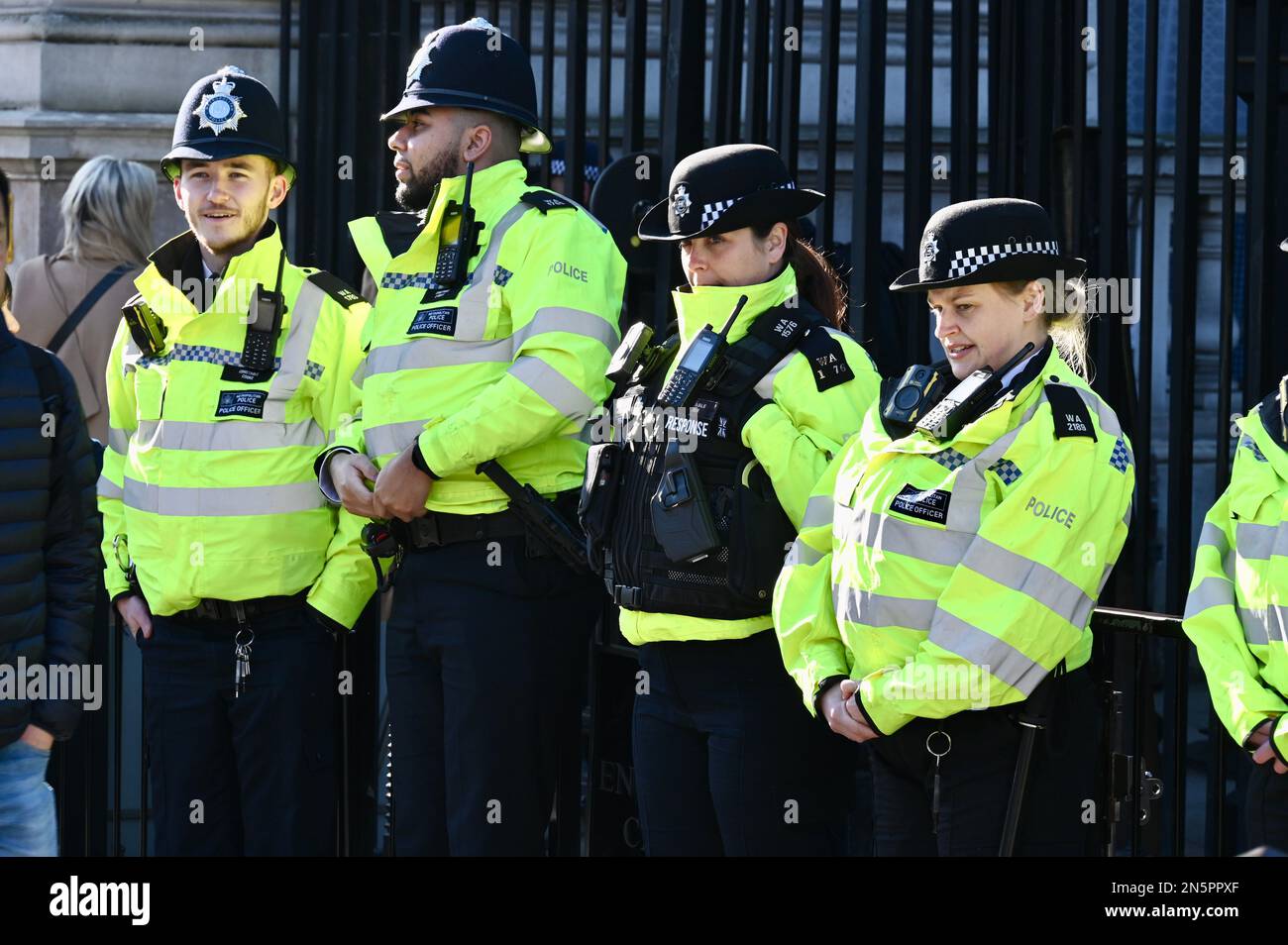 Metropolitan Police Officers guarding the entrance to Downing Street ...