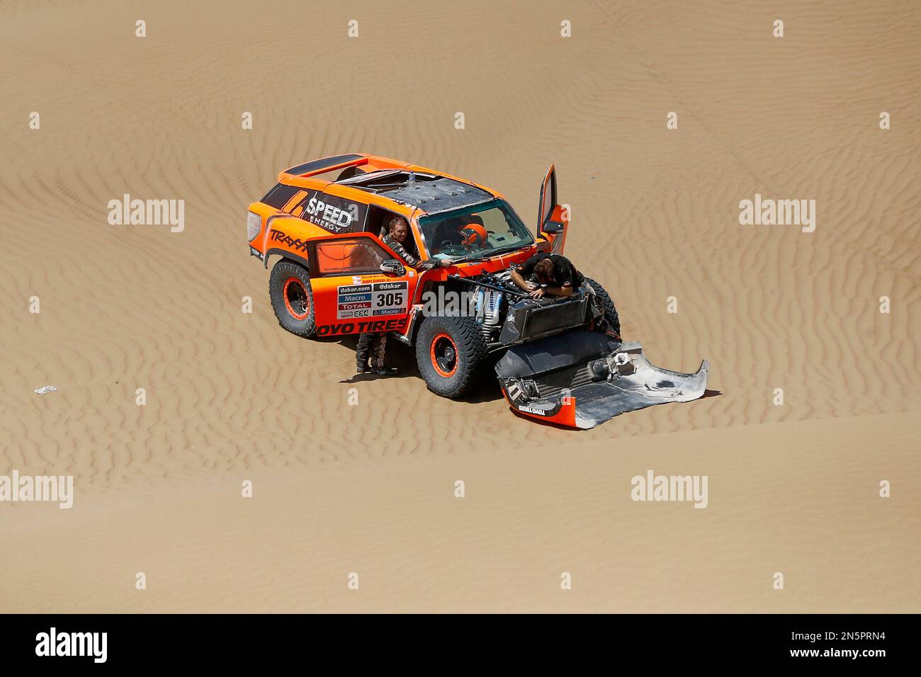 Hummer driver Robby Gordon, right, and co-pilot Kellon Walch, left ...
