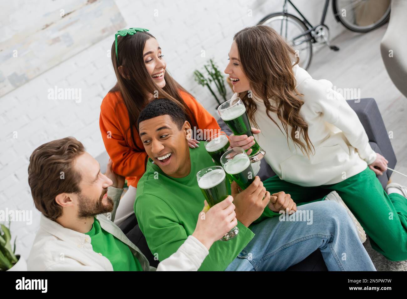 Irish people talking hi-res stock photography and images - Alamy